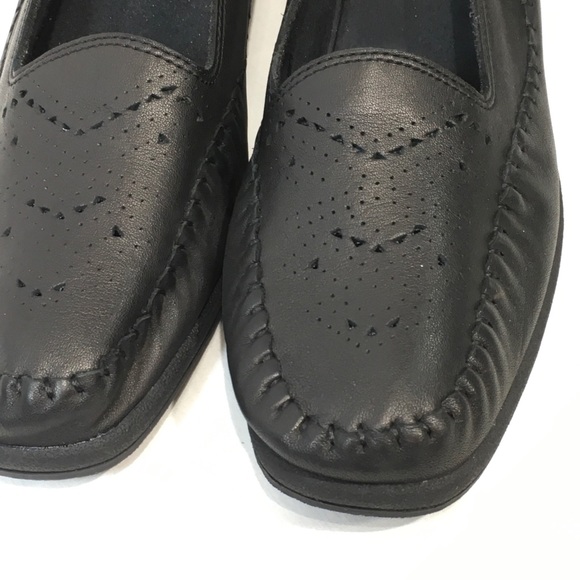 Softspots | Shoes | Softspots Black Pierced Leather Loafer Moc Narrow ...